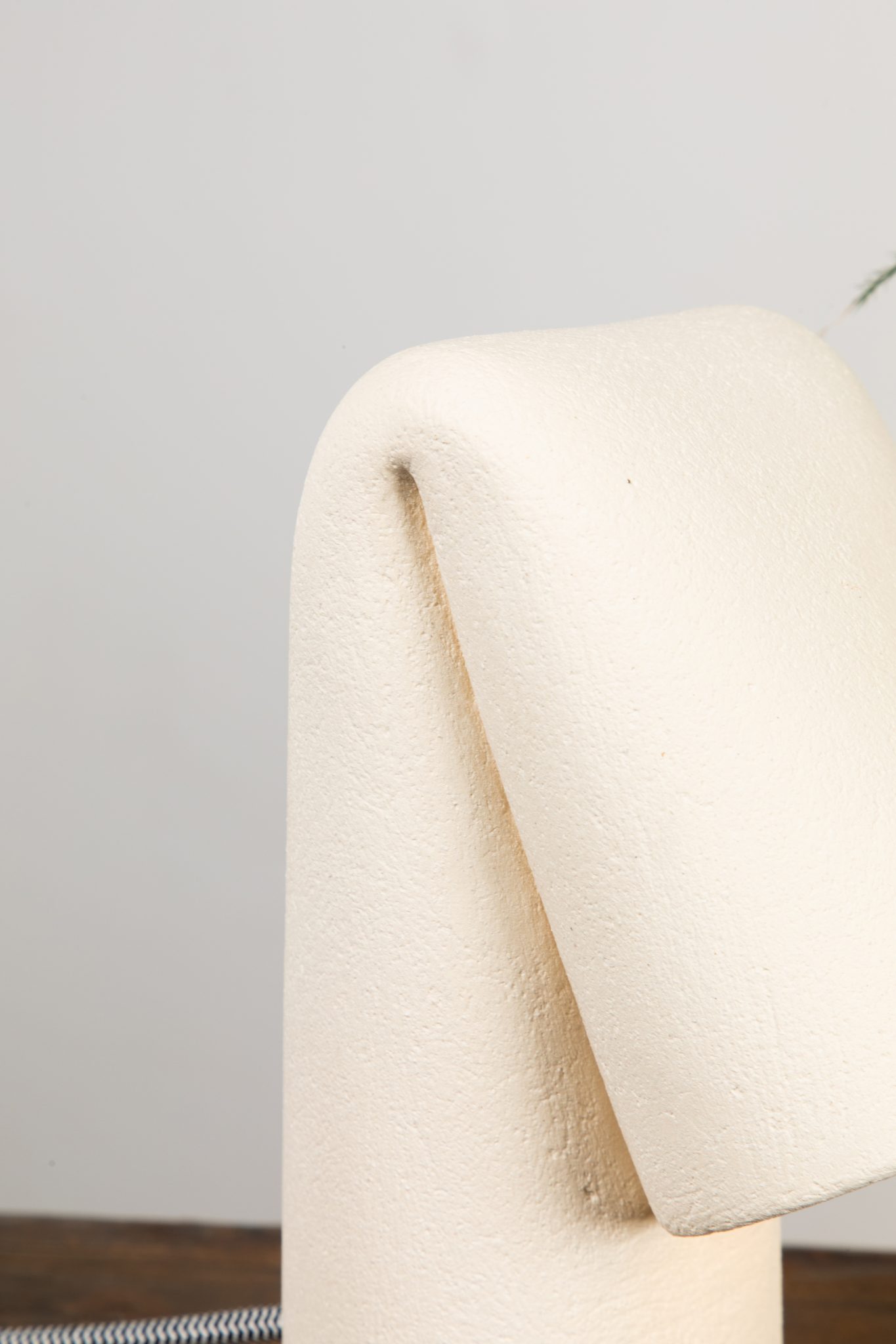 Melo Fold – Handmade Ceramic Desk Lamp by melo clay | ADORNO DESIGN