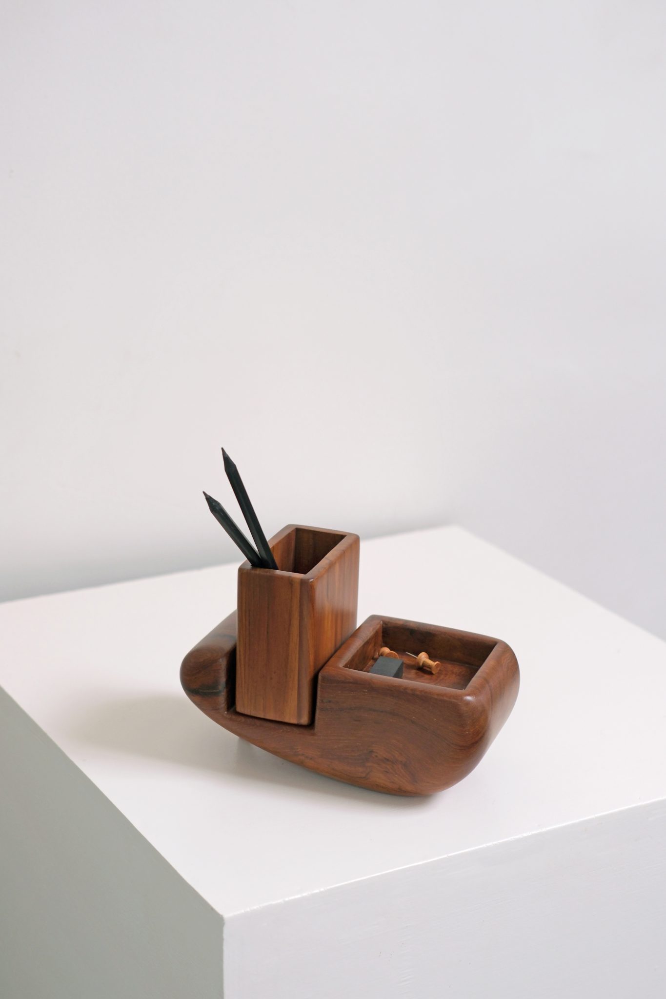 Sculp Stationery Holder by Studio Indigene | ADORNO DESIGN