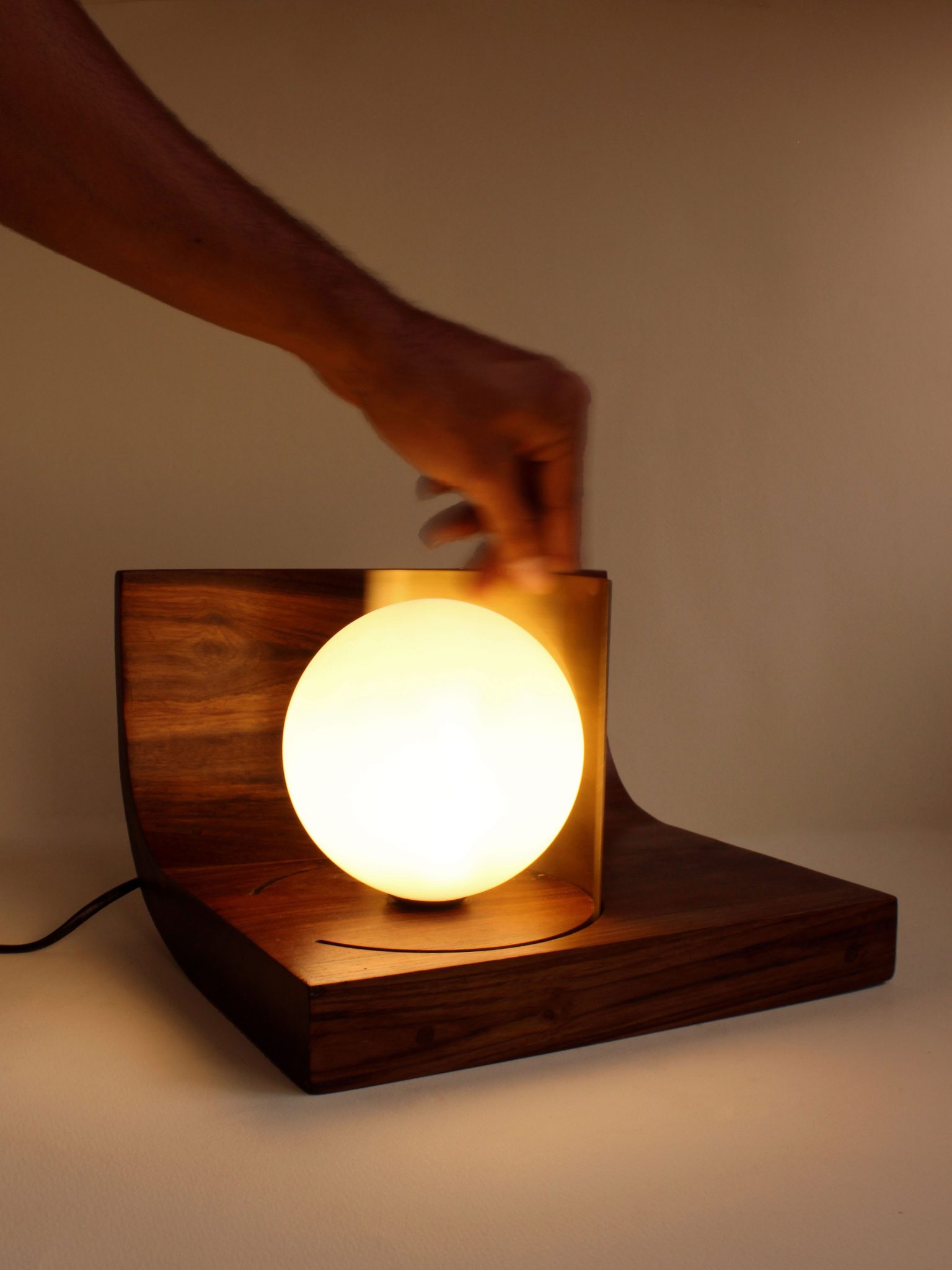 Indu – The Moving Shade Lamp by Studio Indigene | ADORNO DESIGN