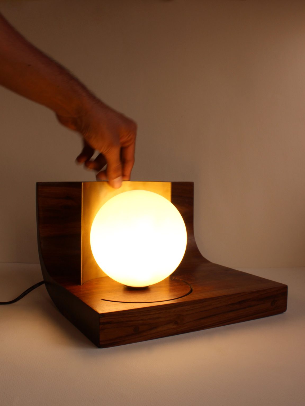 Indu – The Moving Shade Lamp by Studio Indigene | ADORNO DESIGN